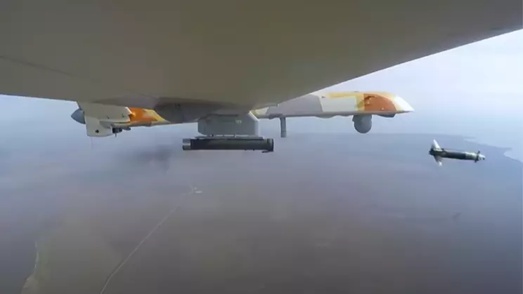 روس کے اورین ڈرون کو ایک اور ڈرون کو آسانی کے ساتھ اتارتے ہوئے دیکھیں