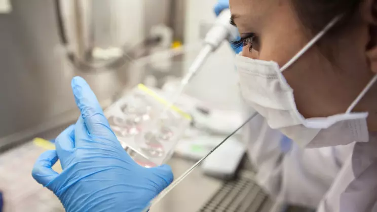 FDA жаңы эле биринчи инъекциялык ВИЧтин алдын алуу препаратын бекитти