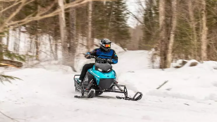 Dës dräi elektresch Snowmobile sinn déi perfekt Matcher fir e Wanter Wonderland