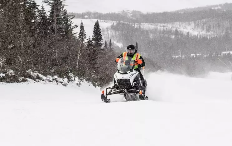 Šie trys elektriniai sniego motociklai puikiai tinka žiemos stebuklų šalyje