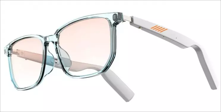 عینک هوشمند سفید در فضای باز