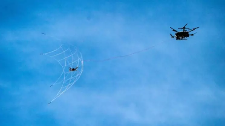 Nieuwe Sheriff in the Skies: DroneHunter haalt zijn eigen soort neer met kinetische energie
