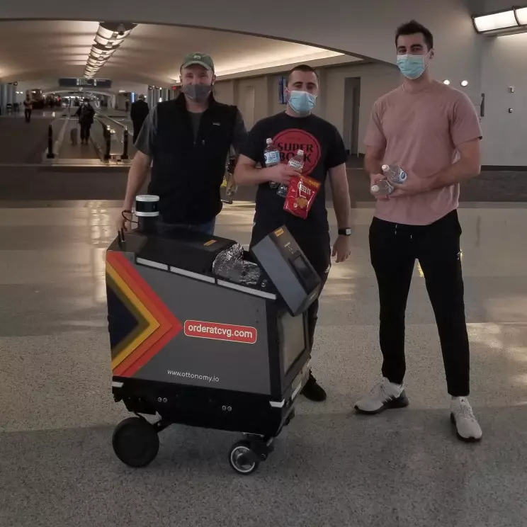 Ottonomy robot na CVG aerodromu.