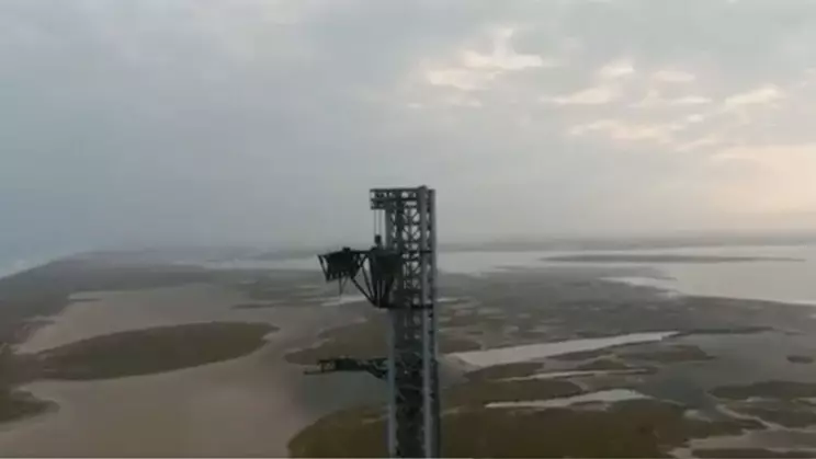 Elon Musk udostępnił nagranie z drona ze startu statku kosmicznego i wieży połowu