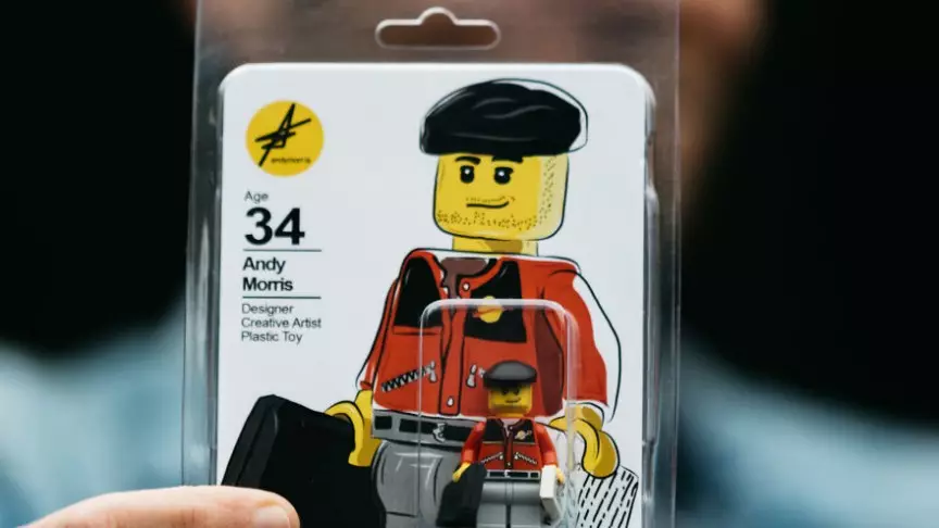 Hierdie kunstenaar het 'n LEGO-figuur van homself geskep om sy droomwerk te kry