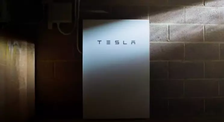 „Tesla“ ką tik išsiuntė šimtus „Powerwall“ sistemų į uragano nusiaubtą Puerto Riką