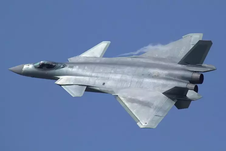 China's Advanced J-20 Stealth Fighter Jet ass an de Militärdéngscht gesat ginn