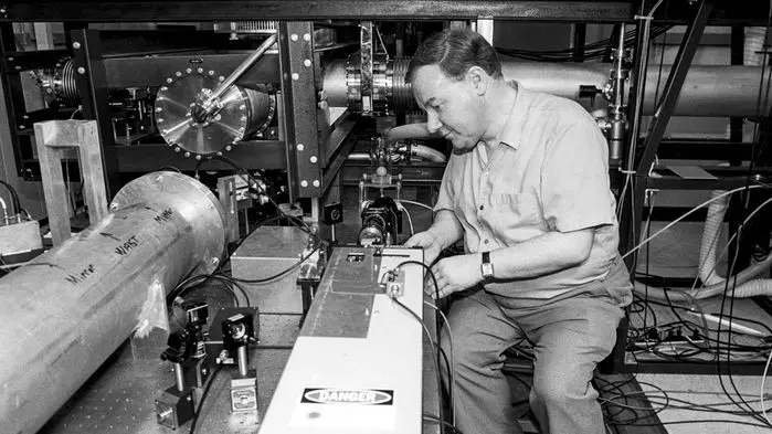 3 Wissenschaftler gewinnen den Nobelpreis für Physik für die Entdeckung von Gravitationswellen