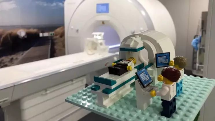 I-LEGO inikezela ngeeKits ze-MRI Scanner ukunceda izibhedlele zokunciphisa ukuxhalaba ebantwaneni