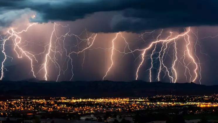 ברקים עצומים של 'מגפלאש' זרקו כמעט 500 מייל ברחבי ארה"ב