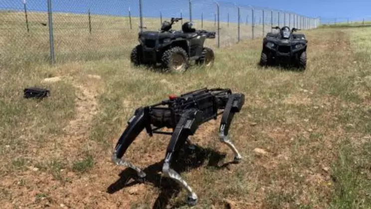 Gli Stati Uniti stanno testando cani da pattuglia robot ai suoi confini. Dovremmo preoccuparci?