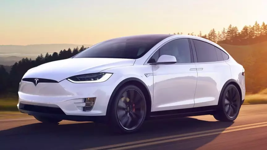 Tesla повлекува 11.000 теренци Model X поради неисправни задни седишта