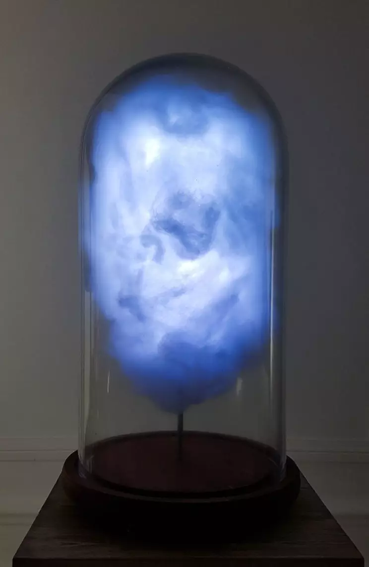 Kini nga Artista Naghimo usa ka Cloud Lamp nga Naghimo usa ka Literal nga Bagyo Matag Oras nga Nag-tweet si Trump