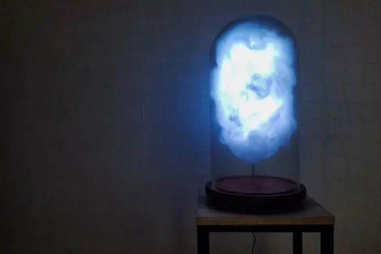 Kini nga Artista Naghimo usa ka Cloud Lamp nga Naghimo usa ka Literal nga Bagyo Matag Oras nga Nag-tweet si Trump