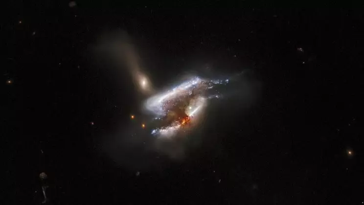 O le ata fou o le Hubble o lo'o fa'aalia ai aniva se tolu o lo'o fa'atasi fa'atasi i le tasi