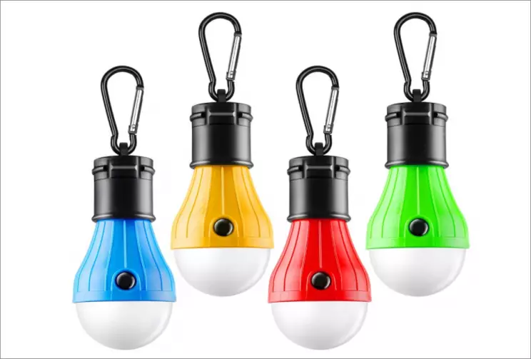 Katër llamba me ngjyra të ndryshme