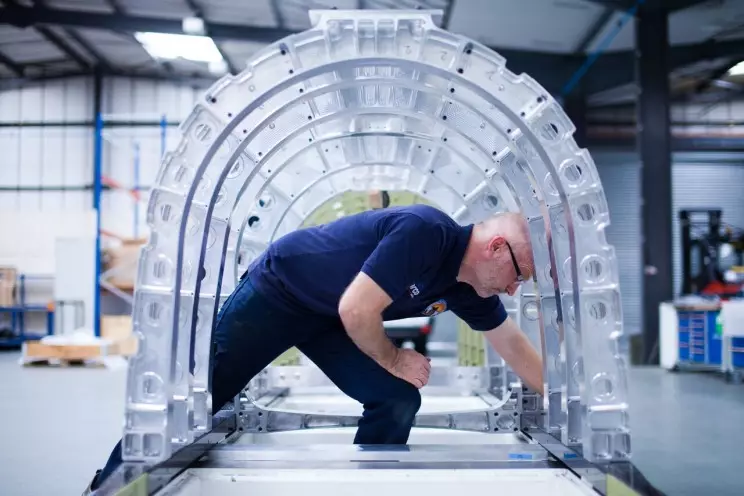 Bloodhound SSC 1,000 MPH லேண்ட் ஸ்பீட் ரெக்கார்டு முயற்சிக்கு முன் அதன் முதல் பொது சோதனையில் 210 MPH ஐ எட்டியது