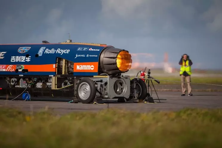 Bloodhound SSC 1,000 MPH லேண்ட் ஸ்பீட் ரெக்கார்டு முயற்சிக்கு முன் அதன் முதல் பொது சோதனையில் 210 MPH ஐ எட்டியது