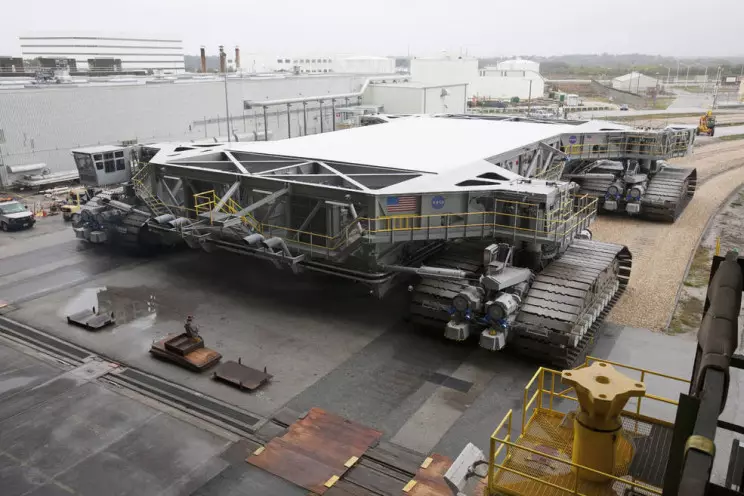 Crawler-Transporter 2 i NASA-s së shpejti do ta çojë Orionin në platformën e lëshimit