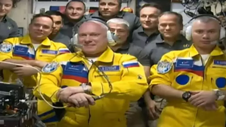 Russiske kosmonauter går ombord på ISS iført gul og blå, farverne på det ukrainske flag