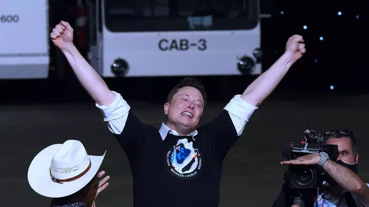 Starlink de Elon Musk efike ligas ukrainojn al la mondo