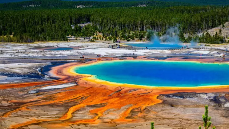 سائنسدانن دريافت ڪيو Yellowstone جي باري ۾ نئين تفصيل هڪ وڏي اڏامندڙ برقي مقناطيس سان