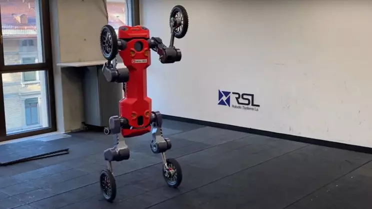 Şirkətin yeni robotu saniyələr ərzində dörd təkərlidən ikiayaqlıya keçə bilir