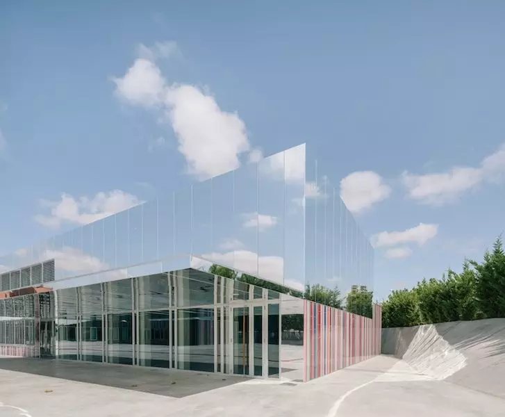 Des architectes ont utilisé des miroirs pour faire disparaître cette école en Espagne dans le ciel