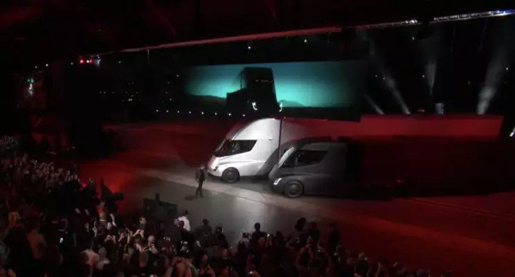 Tesla konečne debutuje dlho očakávaným náklaďákom a prekvapí dav novým Roadsterom