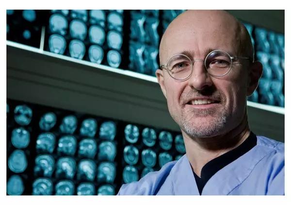Kontroversiel neurokirurg hævder at have udført verdens første menneskelige hovedtransplantation