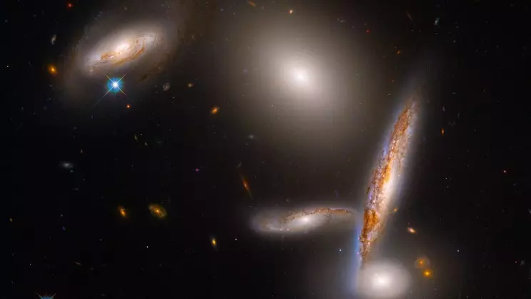 Hubble promatra pet galaksija u gravitacijskom plesu neposredno prije navršene 32. godine