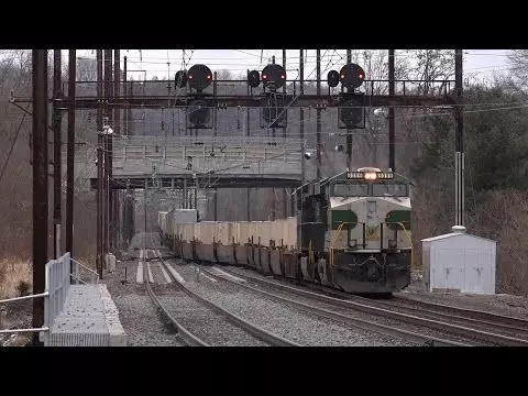 Varför är sidorna av järnvägsspåren alltid nedskräpade med krossade stenar?