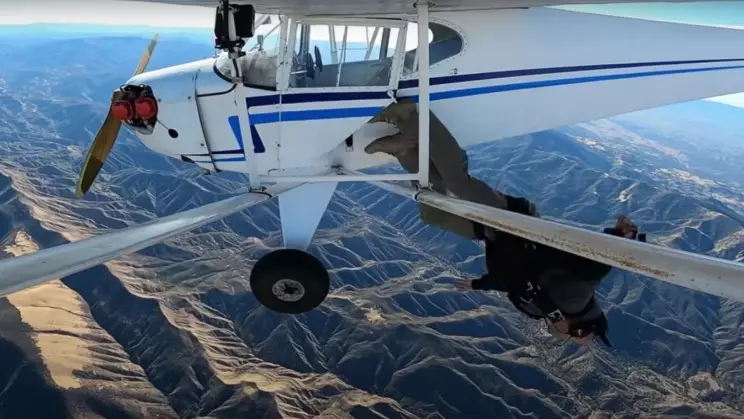 YouTuber prišiel o licenciu súkromného pilota po tom, čo úmyselne havaroval so svojím lietadlom