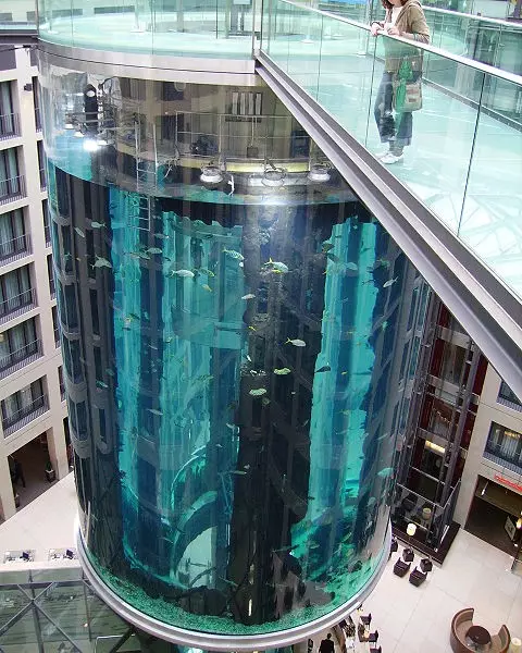 Jūs varat braukt ar liftu pasaules lielākajā cilindriskajā akvārijā