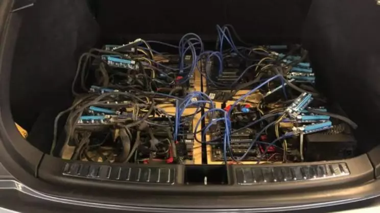 Uyu nyiri Tesla Yubatsemo Bitcoin Mining Rig Muri Model S Trunk