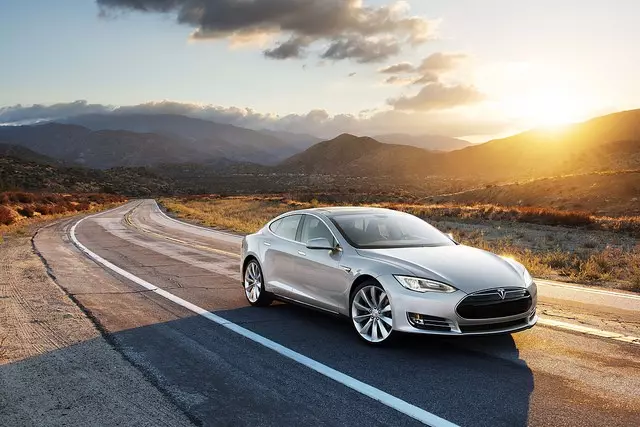 Ushbu Tesla egasi Model S magistralida Bitcoin kon qurilmasini qurdi