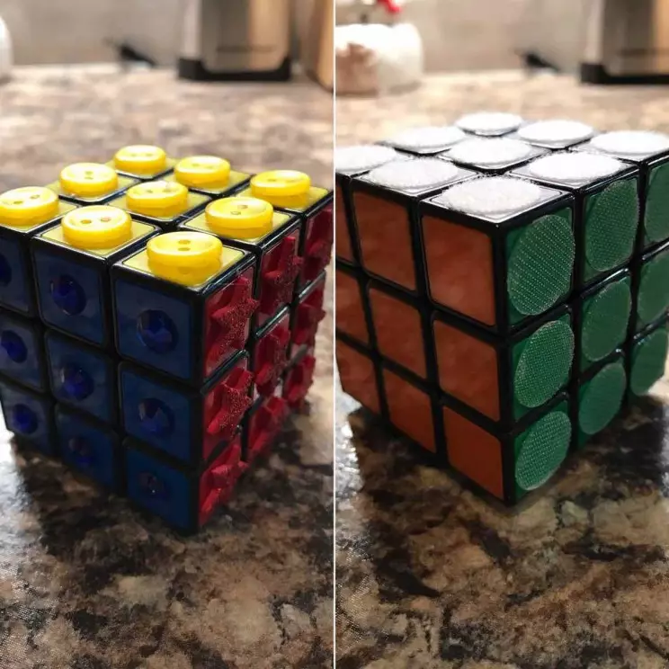 Rubik 's Cube는 촉각으로 개조되어 시각 장애인이 가지고 놀 수 있습니다.