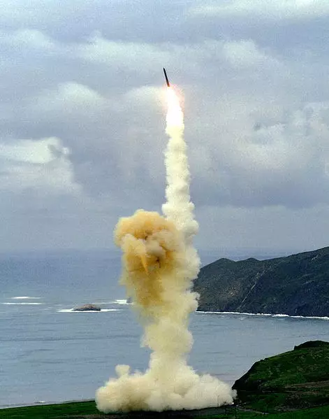 Unsa ang Intercontinental Ballistic Missile ug Giunsa Kini Pagtrabaho?