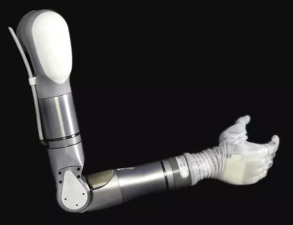 Ogwe aka Robotic a aha ya bụ Luke Skywalker na-akwali ókèala nke Prosthetics