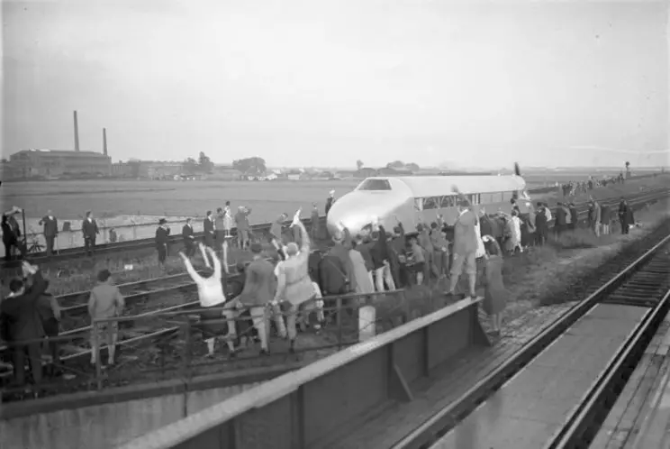 Kini nga German nga Inhenyero Naghimo usa ka Hybrid sa usa ka Tren ug usa ka Zeppelin