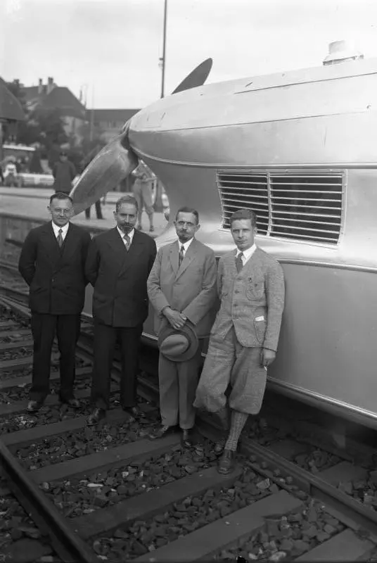 Kini nga German nga Inhenyero Naghimo usa ka Hybrid sa usa ka Tren ug usa ka Zeppelin