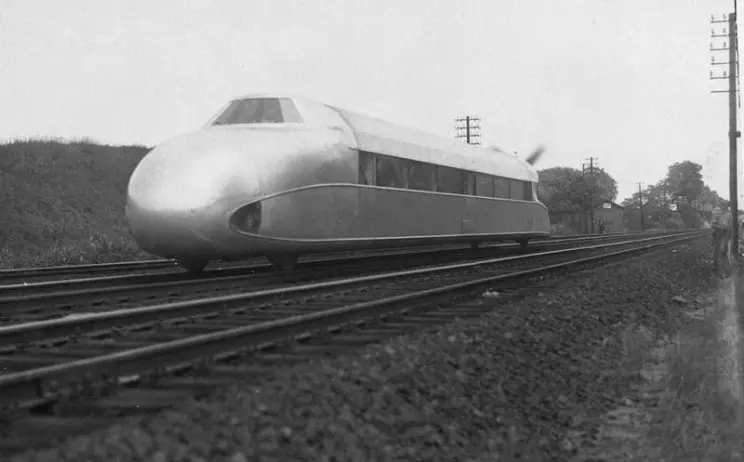 Kini nga German nga Inhenyero Naghimo usa ka Hybrid sa usa ka Tren ug usa ka Zeppelin