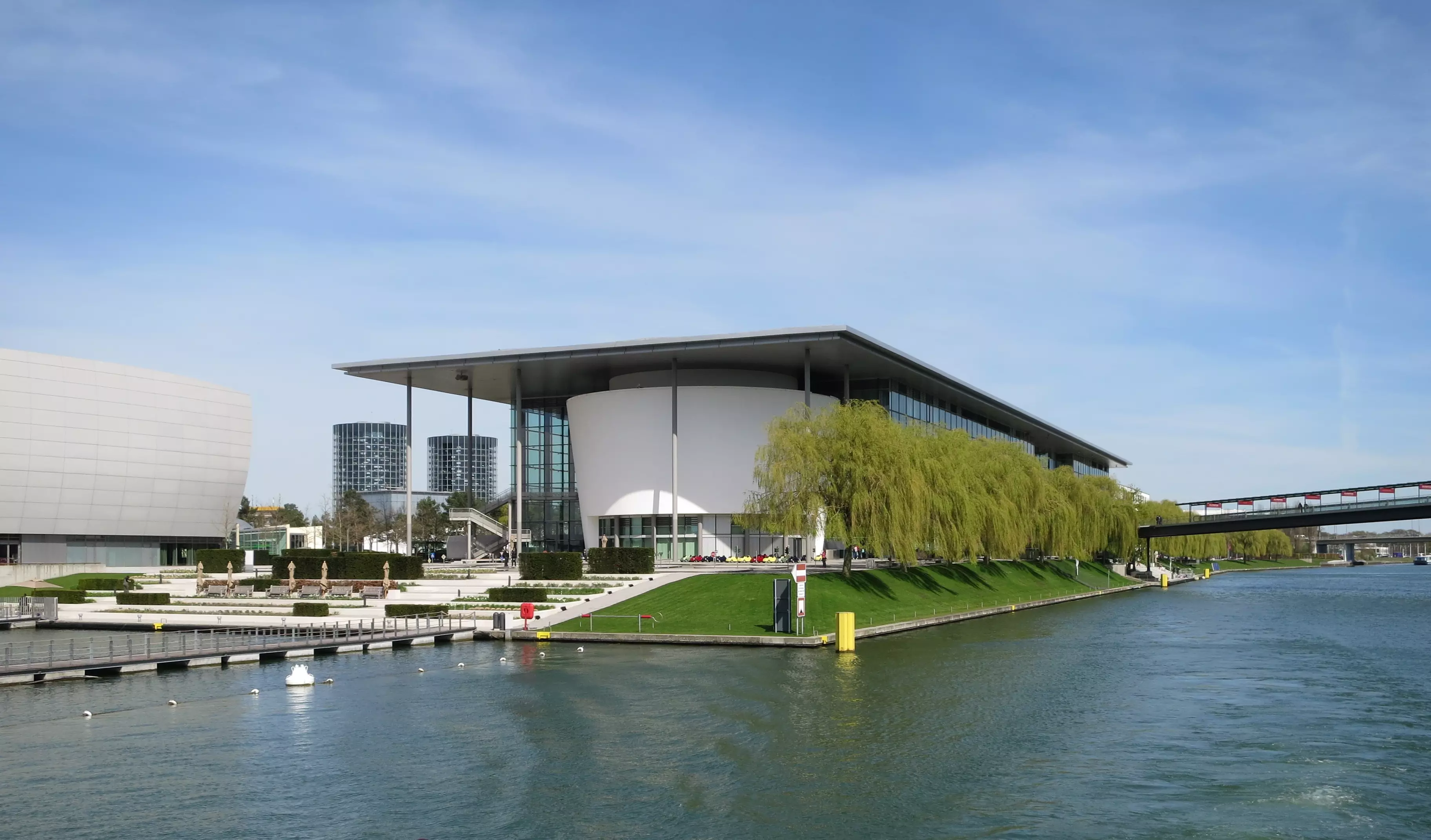 Tours de voiture de Volkswagen à Autostadt à Wolfsburg, Allemagne