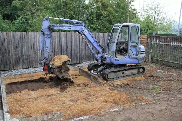 Redditor zeigt Schritt für Schritt, wie er in seinem Garten einen erstaunlichen Teich baute