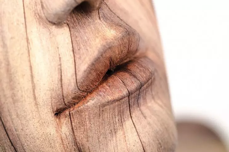 Patung Hyperrealistic yang Terlihat Seperti Kayu Ini Sebenarnya Terbuat dari Keramik