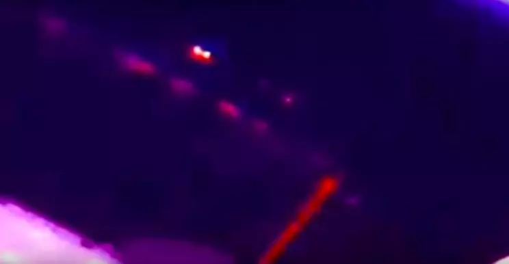 Imágenes de la NASA que muestran un haz de luz rojo cerca de la ISS generan teorías sobre ovnis