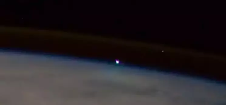 Imágenes de la NASA que muestran un haz de luz rojo cerca de la ISS generan teorías sobre ovnis