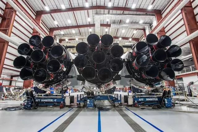 Elon Musk împărtășește primele fotografii cu racheta grea Falcon de la SpaceX