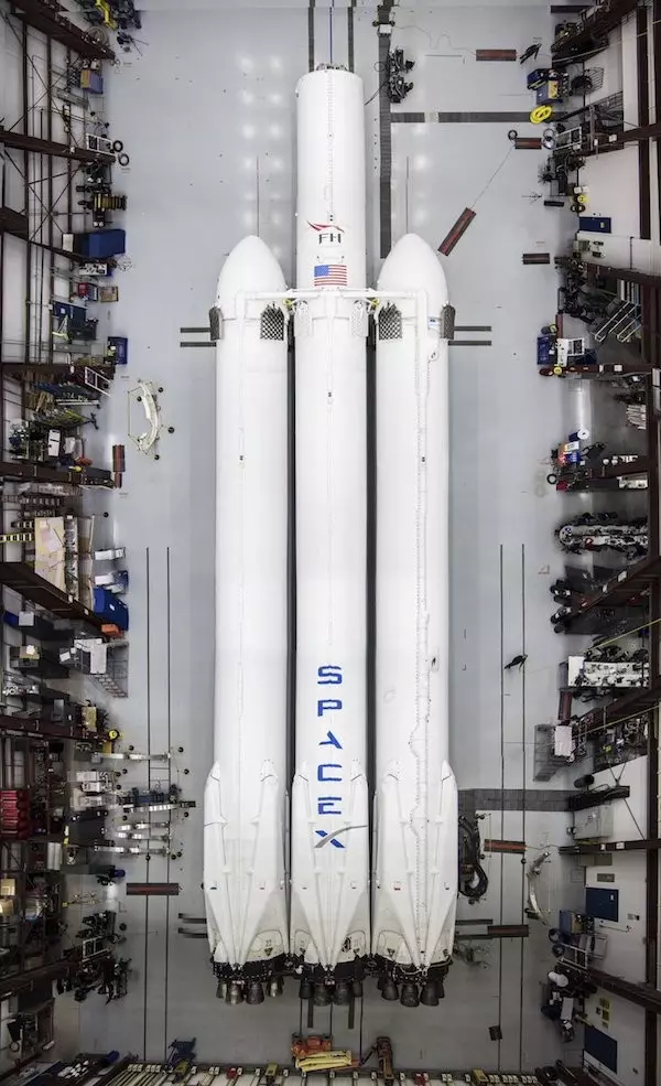 Elon Musk împărtășește primele fotografii cu racheta grea Falcon de la SpaceX