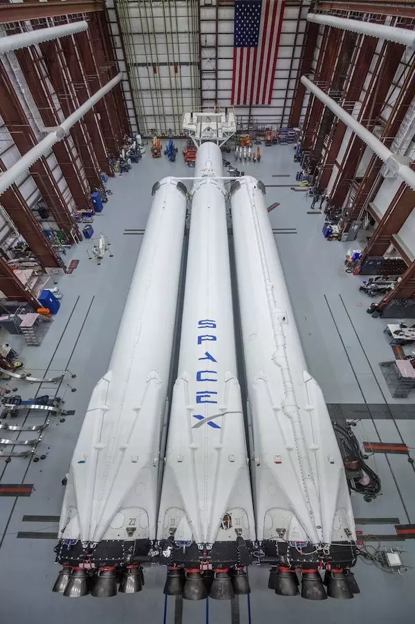 Elon Musk împărtășește primele fotografii cu racheta grea Falcon de la SpaceX